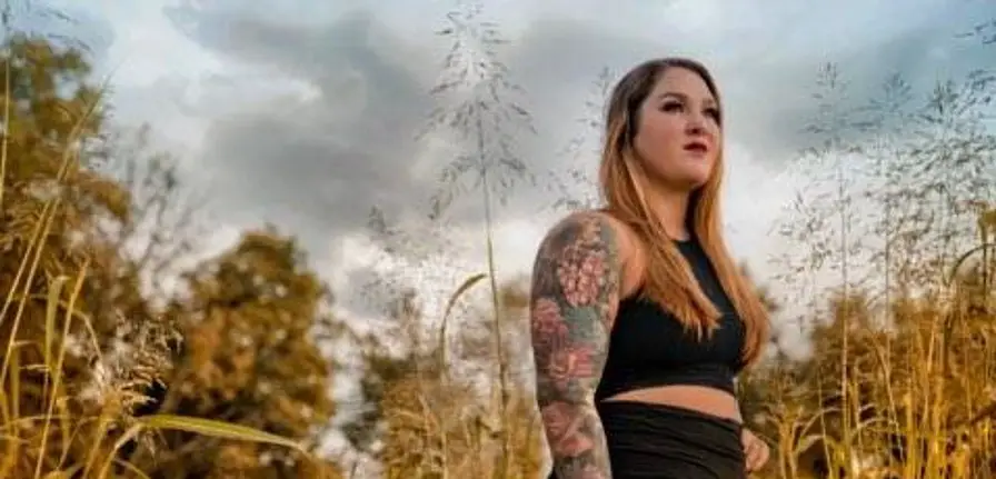 Allie Colleen Doesn't Want to Be Known as Garth Brooks' Daughter ...