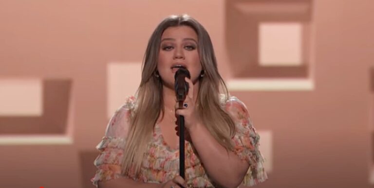 Watch Kelly Clarkson Bring Garth Brooks to Tears With Her Performance ...