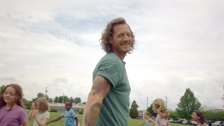 Tyler Hubbard Releases ‘Family Favorite’ New ‘Inside And Out’ Video ...