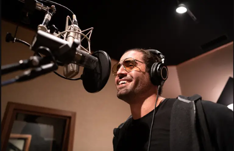 Austin Moody, Jerrod Niemann + More Team Up For ‘Old Fashioned Christmas’