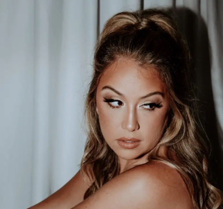 Alexandra Kay Performs Stunning Version of ‘Everleave’ on Tour [WATCH]