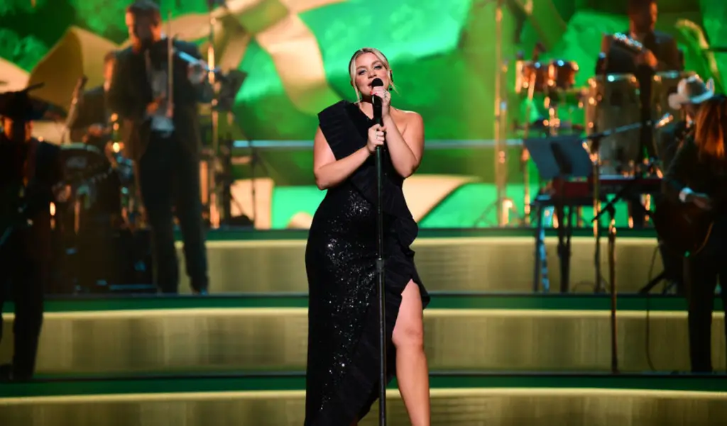 Lauren Alaina Talks Brenda Lee, Christmas And the Grand Ole Opry ...