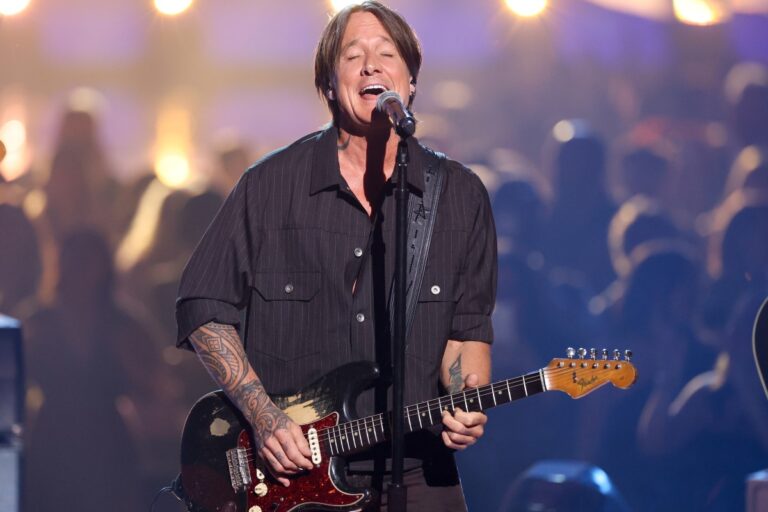 Keith Urban Performs 'Summer Breeze' At the American Music Awards [WATCH]