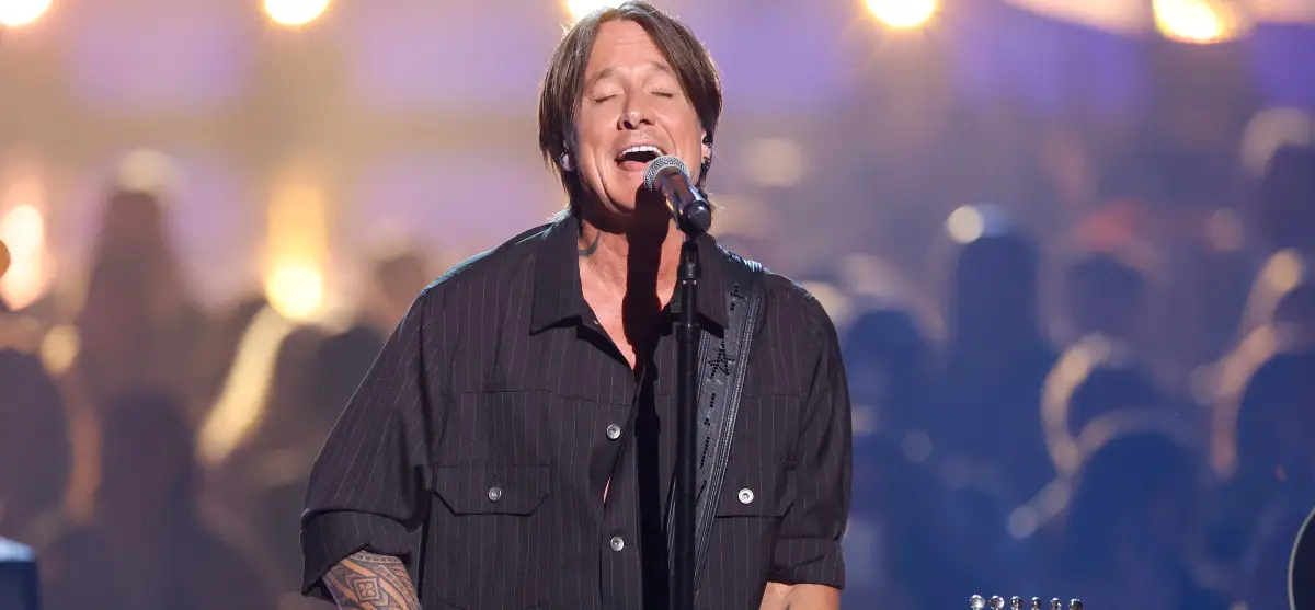 Keith Urban Performs 'Summer Breeze' At the American Music Awards [WATCH]